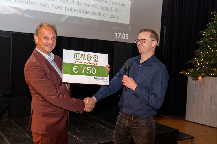 Cheque overhandigd aan Martin van Waardenberg 'Opa Cor' | Landvast